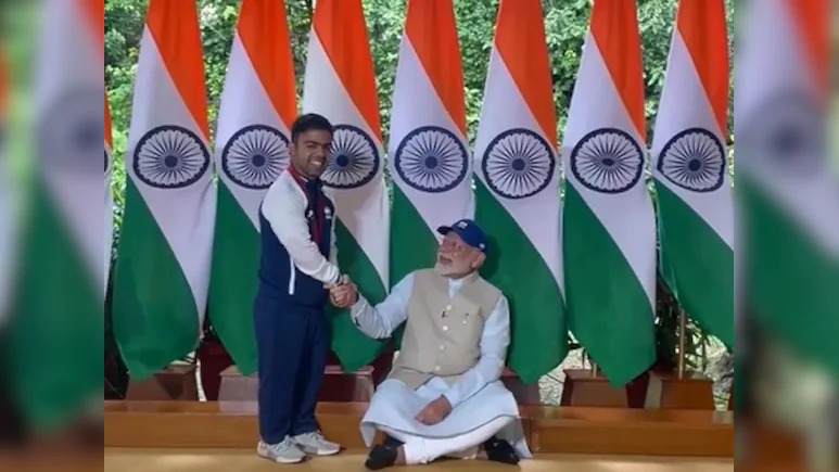 VIJAY UPADHYAY - PM Modi sits on floor as Paralympic Gold medallist ...