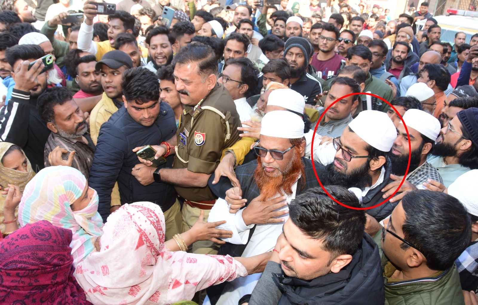 VIJAY UPADHYAY - Mob surrounds NIA team, resists move to detain Mufti ...